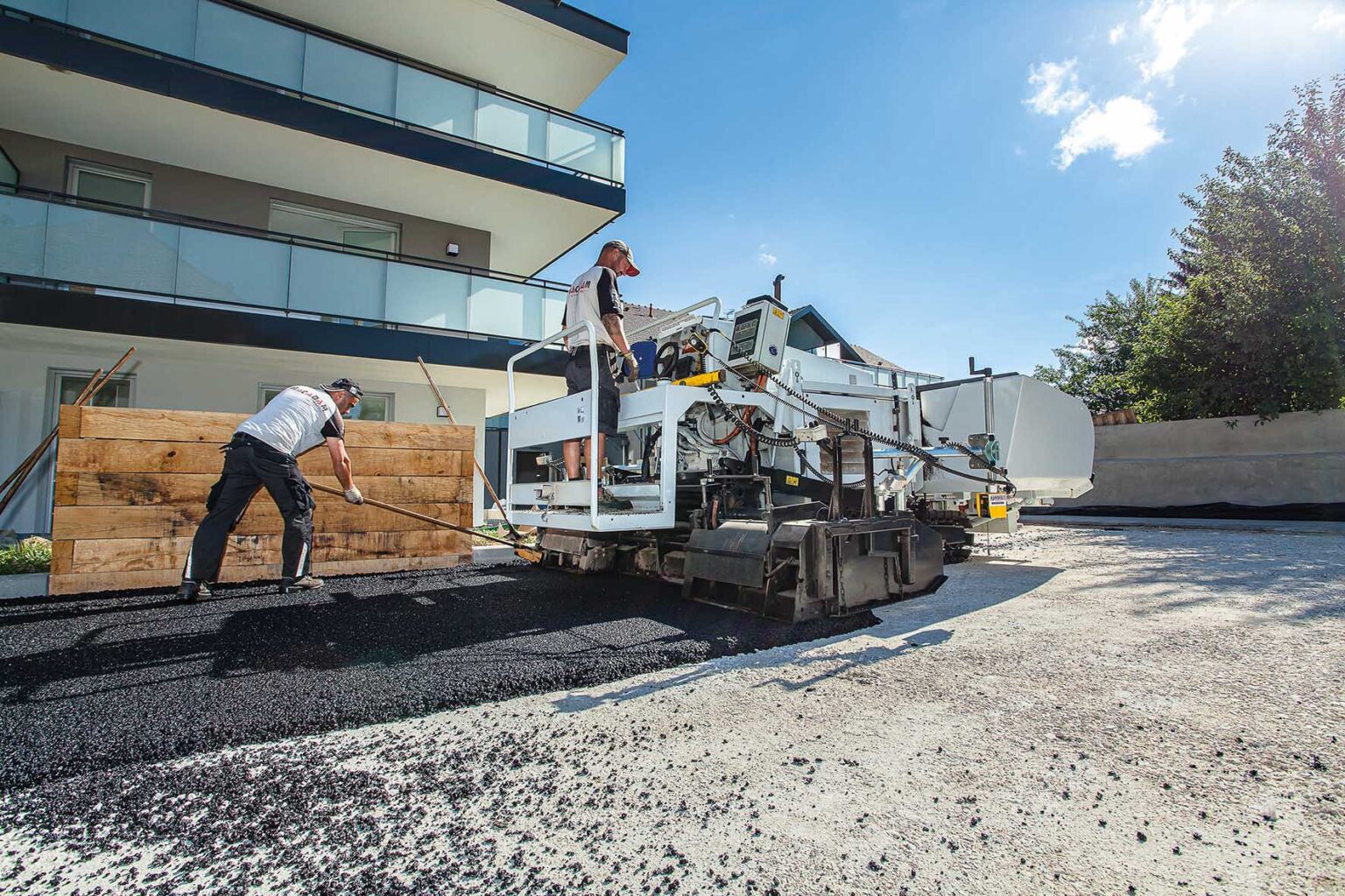 Rénover sa cour en enrobé, pavé, béton - Aravis Enrobage