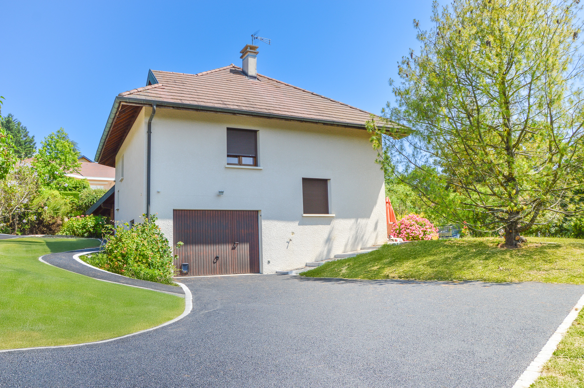 Tout connaître sur l’enrobé : conseils, pose et entretien